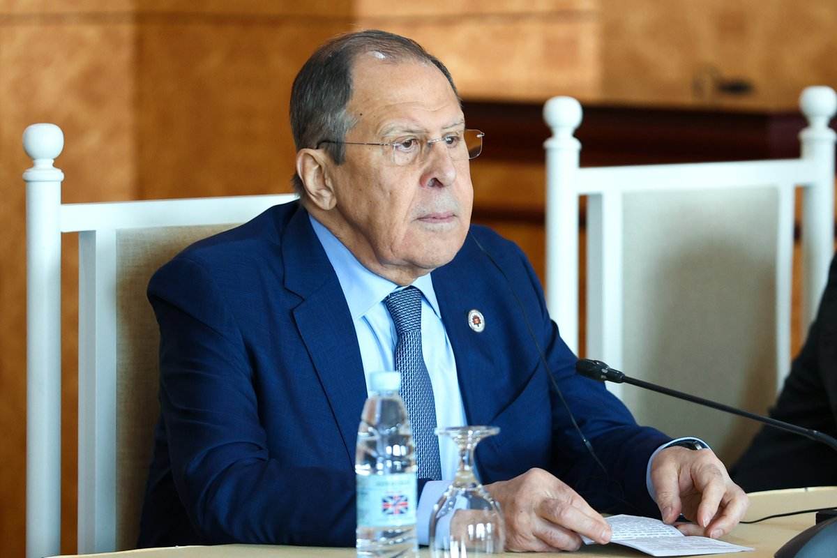 Сергей Лавров получил в подарок футболку с автографом большой звезды ...
